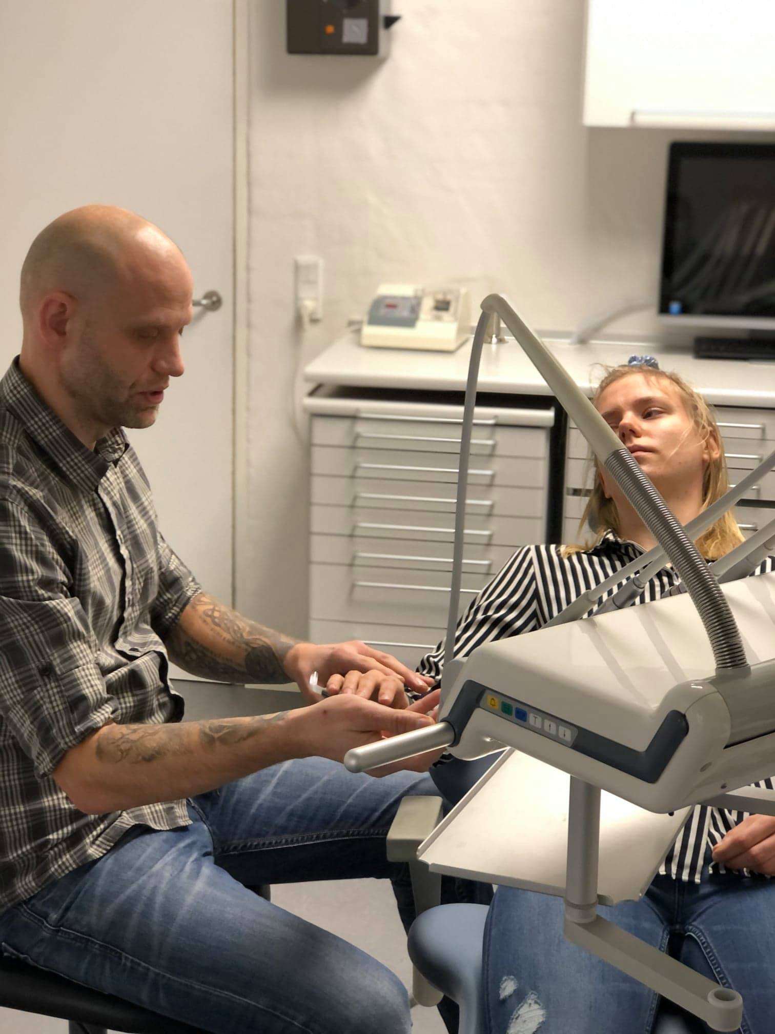 Tandlægeskræk fjernes med hypnose